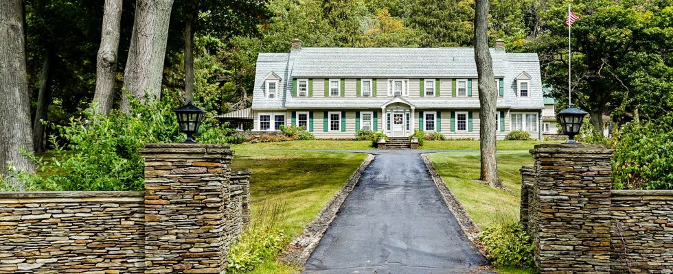 Chautauqua Lodging & Wedding Venue: Maple Springs Lake Side Inn