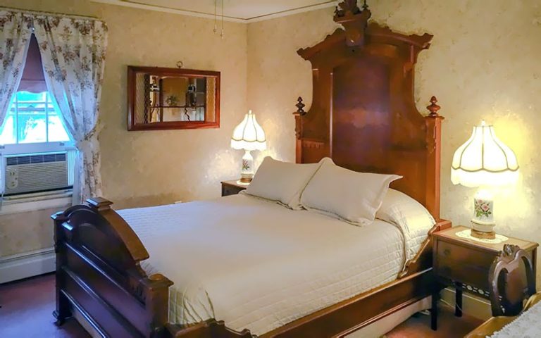 Bemus Point Lodging at Maple Springs Lake Side Inn